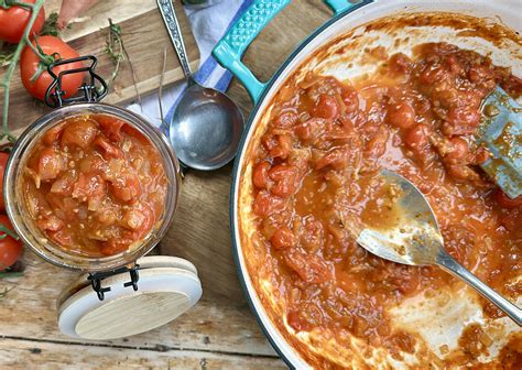 Slow Cooked Tomato Sauce Dom In The Kitchen