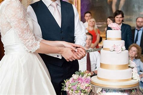 How To Cut A Wedding Cake 60 Photos