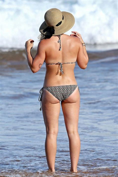 Hot New Sutton Foster Bikini Pics
