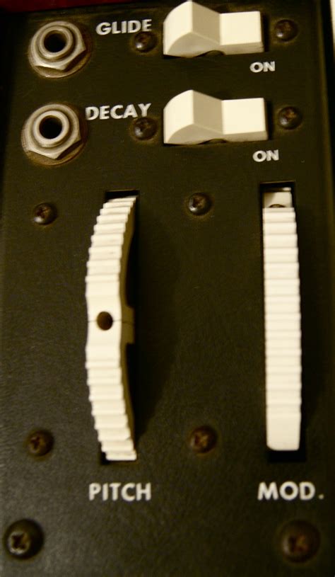 Astronauta Pinguim Minimoog Model D Text In English