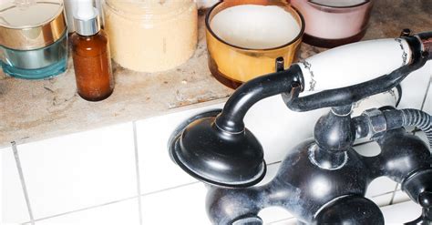 검은 수도꼭지 고전적인 디자인 깨끗한 도기 라이프스타일 럭셔리 로션 모이스처라이저 목욕 목욕 필수품 미용 제품 바디 스크럽 배열 병 빈티지 수도꼭지