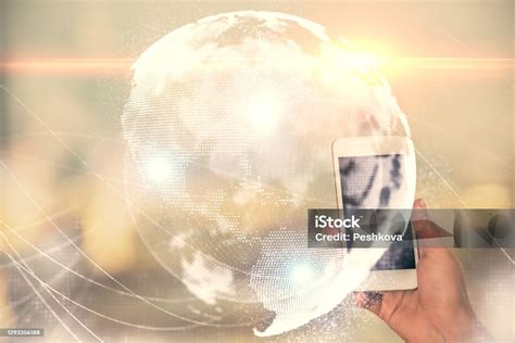 비즈니스 테마 스케치 홀로그램과 여성의 이중 노출은 모바일 장치를 들고 사용하는 것입니다 휴대전화에 대한 스톡 사진 및 기타 이미지 휴대전화 개념 경제 Istock