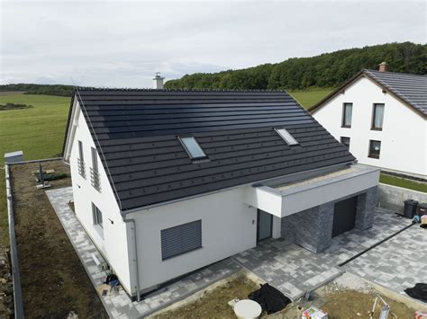 Fotovoltaické moduly Wevolt X-Tile ráz domu nenaruší. Instalují se totiž přímo mezi střešní ...