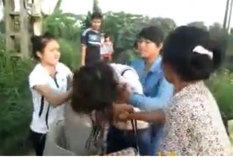 Clip nữ sinh đánh nhau lột tung cả áo bạn gái giữa đường Tinmoi