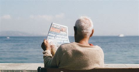 고요한 남자 노인 뉴스 대머리 독서하는 라이프스타일 레저 만족 명상 명상적인 미니멀리스트 바다 바다 경치 반사 벤치 부드러운 빛 산들바람