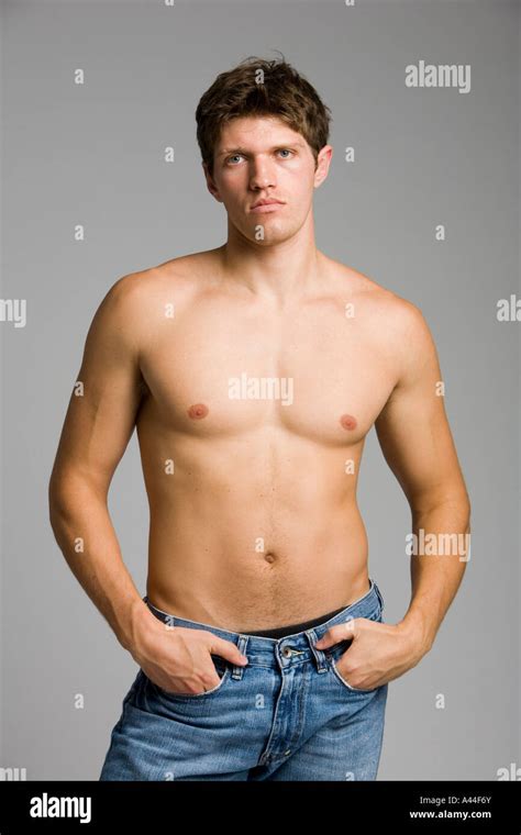 Jeune Homme Sexy Avec Pas De Chemise Photo Stock Alamy