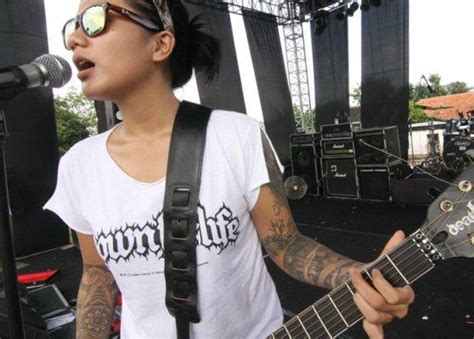 Wanita Seksi Bertato Tabtub