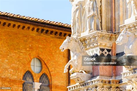 메트로 폴 리 탄 대성당의 세인트 메리 가정 두오모 디 시에 나 이탈리아 건물 정면에 대한 스톡 사진 및 기타 이미지 Istock