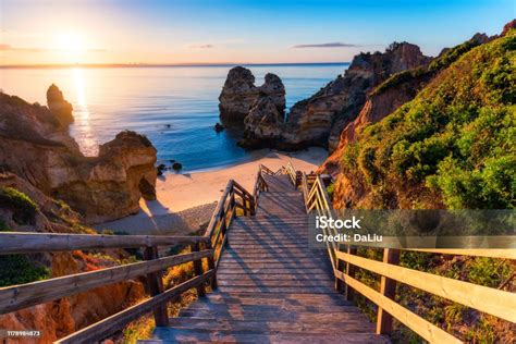 라고스 알가르베 포르투갈의 카밀로 해변에서 일출 해변 프라이아 두 카밀로 포르투갈에 나무 보도 다리 라고스 알가르베 지역 포르투갈의 프라이아 두 카밀로 해변의 그림 같은