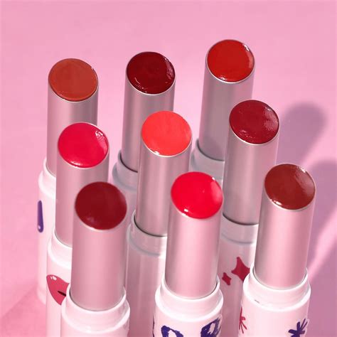 롬앤의 오픈오피스 Myoc 에 참여하여 롬메님들이 직접 개발하신 컬러가 무려 🎉1 000개🎉가 넘어가고 있답니다 롬사원은 롬메님들이 행복하게 조색하는 모습을 보며