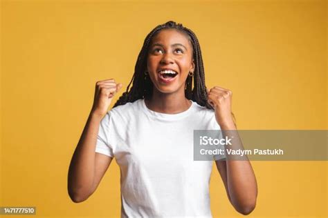 흥분한 세련된 옷을 입은 여자는 손을 들고 서서 예 나는 승자 승리 성공을 기뻐합니다 노란색으로 격리된 스튜디오 샷 20 24세에 대한 스톡 사진 및 기타 이미지 Istock