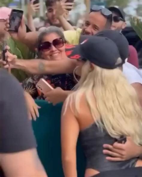 Increíble Recibimento Para Karol G En Brasil Sus Fans No Dejaron De