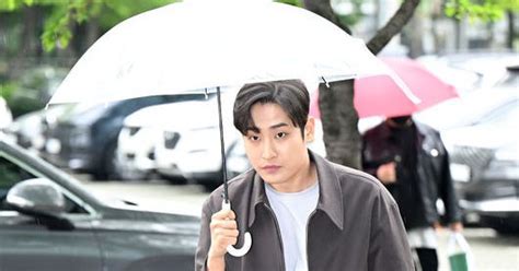 사진 박재정빗속 멋진 폭발 출근길