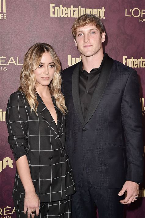 Downloaden Loganpaul Und Chloe Bennet Wallpaper