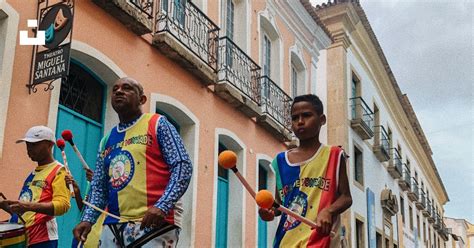 낮에 거리에서 악기를 연주하는 사람들 사진 Unsplash의 무료 브라질 이미지