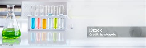 배너 과학 화학 유리 튜브 실험실 배경에 개체 넓은 액체 튜브 생물학 실험실 화학 유체 과학자 개체 의료 유리 튜브 복사 공간을 이용한 화학 과학적 배경 배경 주제에 대한
