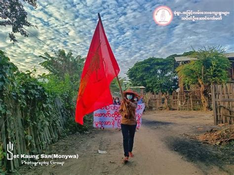 မုံရွာ အမြင့်လမ်းတွင် အညာလူထု သပိတ် စစ်ကြောင်း အကြမ်းဖက် စစ်တပ် ထုတ်ကုန်များ မသုံးစွဲရေး ချီတက