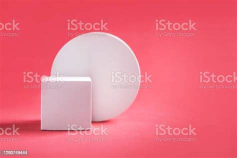 코랄 핑크 배경에 제품 디스플레이를위한 흰색 기하학적 모양 연단 모노크롬 스테이지 최소한의 스타일로 제품 프로모션을 위해 서