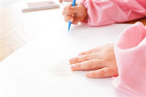 Niños Y Maestros Pintando En Preescolar Foto De Stock Y Más Banco De Imágenes De Adulto Adulto