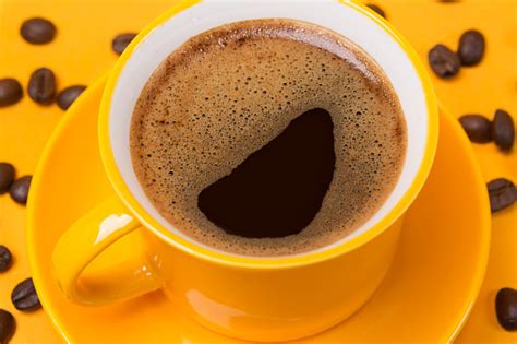 노란색 배경 커피 콩 컵 주변에 거품과 블랙 커피와 노란 컵 0명에 대한 스톡 사진 및 기타 이미지 0명 갈색 노랑 Istock