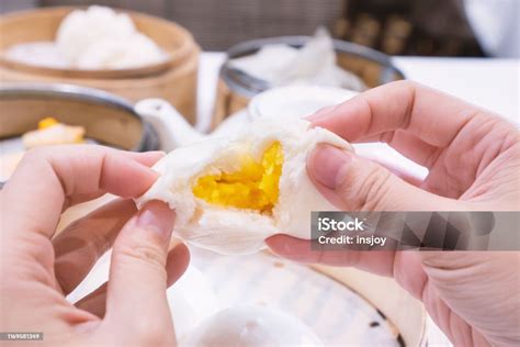맛있는 딤섬 아시아의 유명한 광둥 음식 홍콩 얌차 레스토랑의 대나무 찜통에 신선하고 뜨거운 소금에 절인 크리미 한 커스터드 만두 중국 찐빵에 대한 스톡 사진 및 기타 이미지