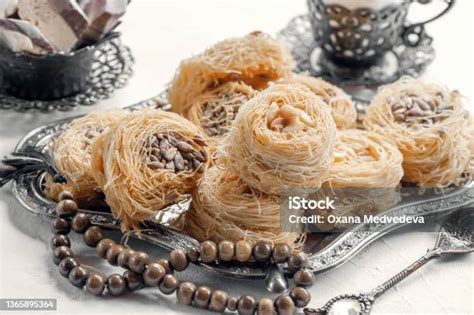 아라비아 레바논 터키과자 카타이피 카나페 시럽 견과류 씨앗을 곁들인 얇은 반죽으로 만든 전통 동부 디저트 클로즈업 반죽 주식에 대한 스톡 사진 및 기타 이미지 Istock