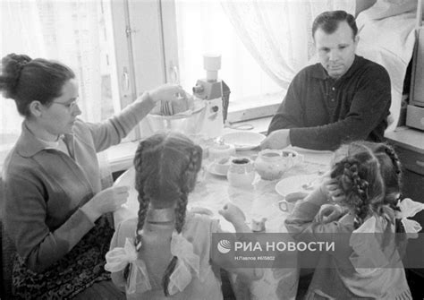 Юрий Гагарин с семьей РИА Новости Медиабанк