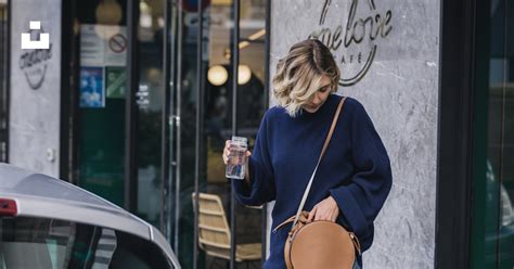 검은 재킷과 파란색 데님 청바지를 입은 여자가 갈색 어쿠스틱 기타를 들고 있다 사진 Unsplash의 무료 소녀 이미지