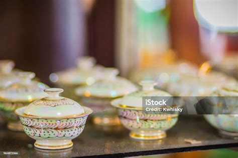 빈티지 타이 스타일 수 제 도자기 차 세트 컵 아름 다운 전통 태국 5 색 도자기 세라믹 차 컵 세트 태국 벼룩 시장에서 판매를 위한 Benjarong 도자기 티 컵 0명에