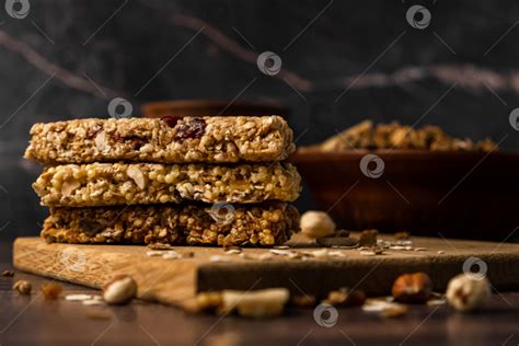 Злаковые батончики из гранолы с изюмом и сухофруктами. Концепция ...