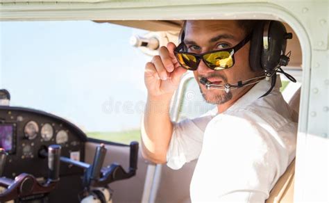 Sexy Pilot Im Flugzeug Stockfoto Bild Von Blau Offizier 45372214