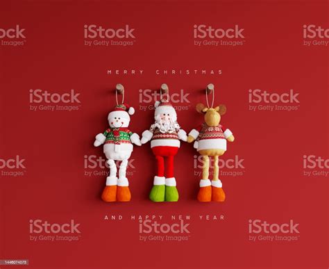 산타클로스 눈사람 크리스마스 사슴 인형이 붉은 벽 배경에 매달려 있다 텍스트가 있는 장식 크리스마스 인사말 카드 산타 클로스에 대한 스톡 사진 및 기타 이미지 Istock