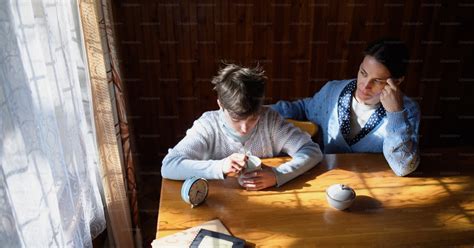 집에서 실내에서 작은 딸과 이야기하는 슬픈 가난한 성숙한 어머니의 초상화 빈곤 개념 사진 Unsplash의 앉아 이미지