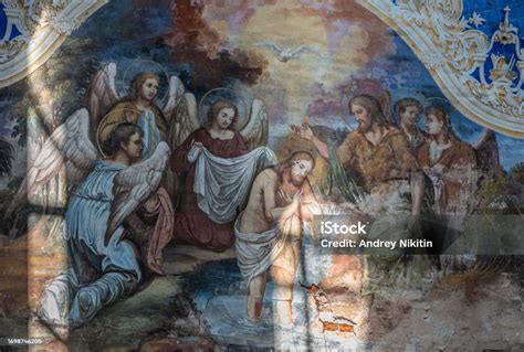 주현절 수녀원에 있는 페도로브스카야 신의 어머니 아이콘 사원에 보존된 고대 프레스코화 우글리치 러시아 러시아의 황금 반지 0명에 대한 스톡 사진 및 기타 이미지 Istock