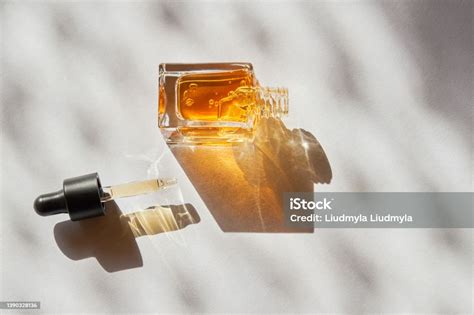 피펫 디스펜서가있는 유리 병의 손톱 및 큐티클 관리를위한 투명한 오일 0명에 대한 스톡 사진 및 기타 이미지 0명 Diy