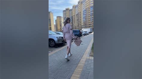 Если спортивный костюм с брюками на каждый день не для вас пусть это будет костюм с юбкой 😉