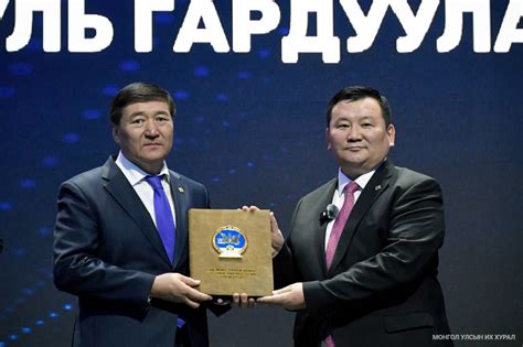 Нийгмийн эрүүл мэндийн тусламж үйлчилгээний тухай анхдагч хуулийг гардууллаа