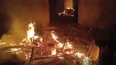 പെണ്‍കുട്ടിയെ പീഡിപ്പിച്ച യുവാവിന്റെ വീടിന് തീയിട്ട് നാട്ടുകാർ പോലീസുകാർ രക്ഷപ്പെട്ടത് മതില്