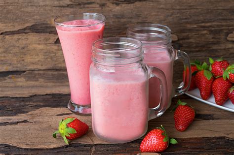 딸기 스무디 다채로운 과일 주스 밀크 쉐이크 혼합 음료 건강한 고단백 맛 맛있는 유리 음료 에피소드 아침 나무 배경에 딸기 주스에 대한 스톡 사진 및 기타 이미지 Istock