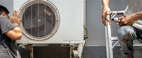 에어컨을 수리하는 전기 기술자 기술자가 냉기 공기 압축기를 점검하고 있습니다 2명에 대한 스톡 사진 및 기타 이미지 2명