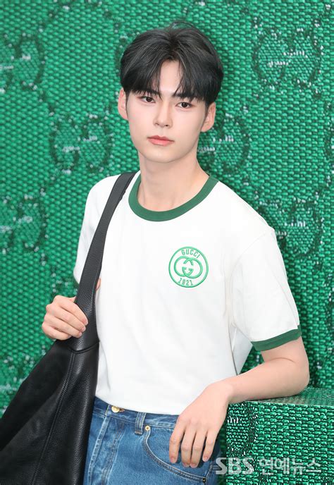 E포토 제로베이스원 성한빈 소년미 가득한 눈빛 E포토 제로베이스원 성한빈 소년미 가득한 눈빛