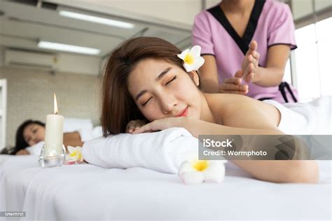 젊은 아시아 아름 다운 여자 즐기는 자 고 스파 살롱에서 다시 마사지를 받고 가꿔주기에 대한 스톡 사진 및 기타 이미지 가꿔주기 건강한 생활방식 관능 Istock