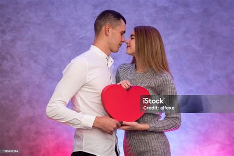 빨간 마음을 들고 사랑에 커플 사랑과 데이트 성 발렌타인 데이 축하 2명에 대한 스톡 사진 및 기타 이미지 2명 공휴일 귀여운 Istock