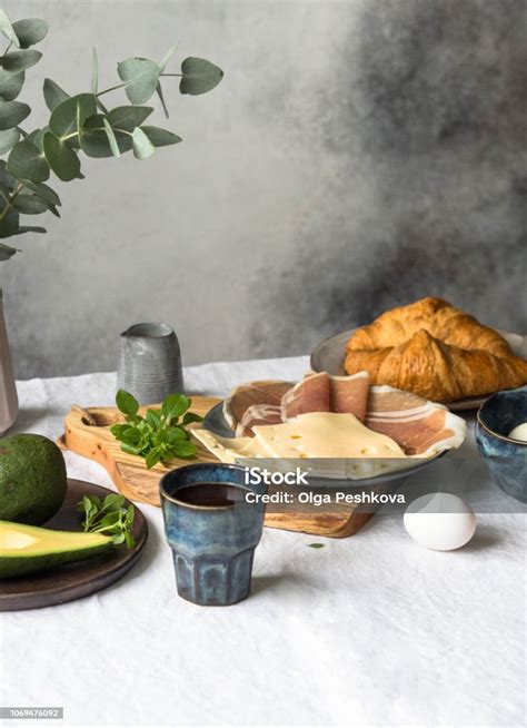 아침 식사에 대 한 다른 성분입니다 치즈 햄 계란 아보카도 커피 우유 바 질 크루아상 0명에 대한 스톡 사진 및 기타 이미지 Istock