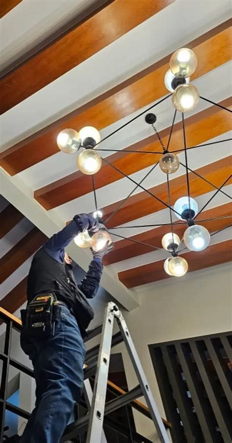 주택이라 층고가 높아 전구가 나가면 힘듭니다 5미터 사다리 놓고 등을 교체하는데 친절하고 꼼꼼하게 진행해 주셨습니다 전구