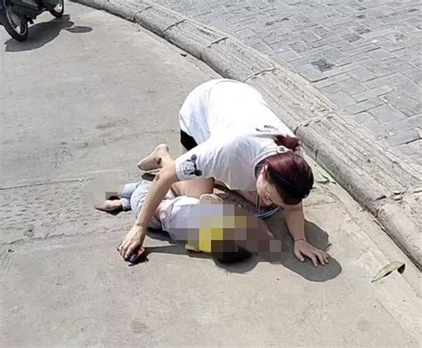 ព័ត៌មានបឋម៖ ក្មេងស្រីតូចជនជាតិចិនអាយុ៣ឆ្នាំបានធ្លាក់ពីអគារជាន់ទី៧បណ្តាលអោយស្លា