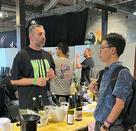 ღვინის გამოფენაზე მისულ სტუმრებს ღვინის პროფესიონალებს კომერციული სფეროს წარმომადგენლებს და