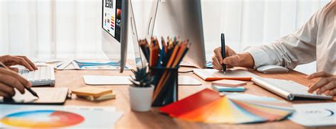 그래픽 디자이너는 디지털 펜으로 컴퓨터 노트북에서 작동합니다 관찰 2명에 대한 스톡 사진 및 기타 이미지 2명 Cmyk