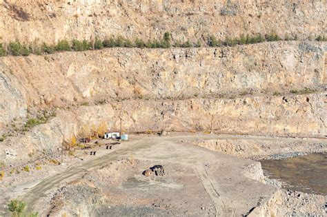 건설에 사용하기 위해 분쇄 된 돌과 자갈의 생산을위한 돌 채석장 건설 산업에 대한 스톡 사진 및 기타 이미지 건설 산업 고고학 공학 Istock