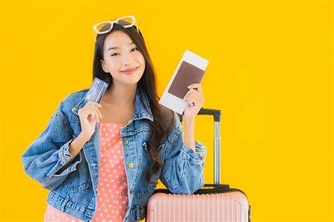 여권과 탑승권 티켓이있는 수하물 여행 가방을 가진 초상화 아름다운 젊은 아시아 여성 가방에 대한 스톡 사진 및 기타 이미지 가방 관광 관광객 Istock